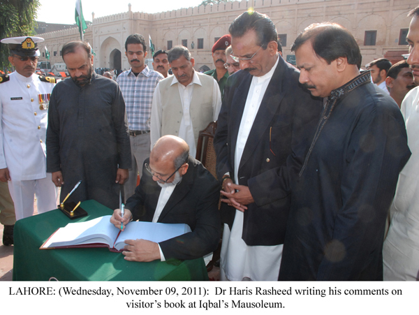 PU delegation offers fateha at Iqbal mausoleum - Press Release ...